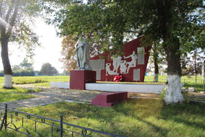 Братская могила советских воинов, погибших в боях с фашистскими захватчиками (Belgorod Region, Korochanskiy rayon, Shlyakhovskoye selskoye poseleniye, selo Shlyakhovo), anıt, heykel  Belgorodskaya oblastından