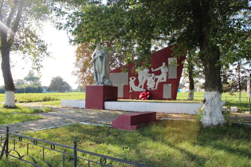 Anıt, heykel Братская могила советских воинов, погибших в боях с фашистскими захватчиками, Belgorodskaya oblastı, foto