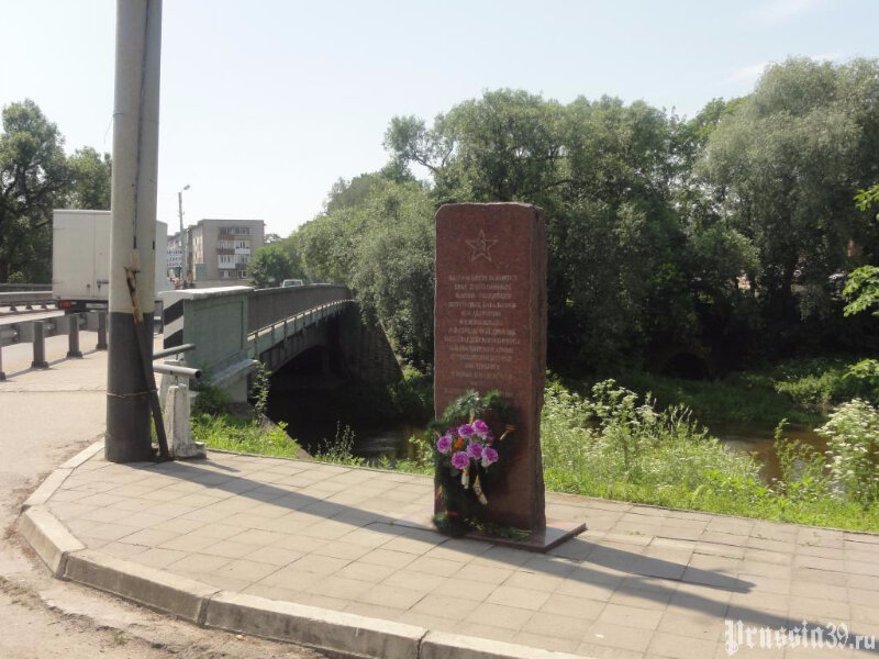 Anıt, heykel Братская могила советских воинов, Chernyahovsk, foto