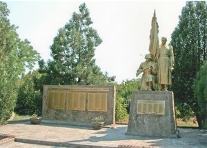 Братская могила советских воинов (Khrustalna miska rada, Miusynsk), anıt, heykel  Miusynsk'ten