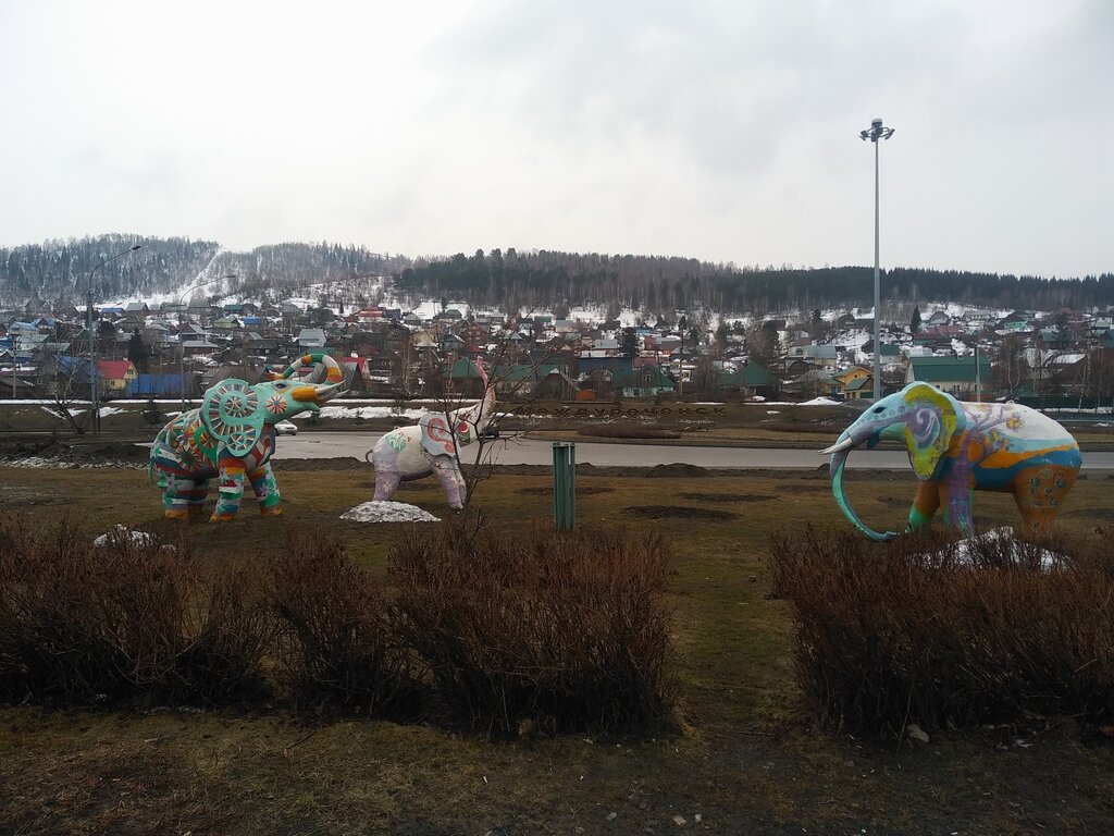 Park, sokak heykeli Слоны-мамонты, Mejdureçensk, foto