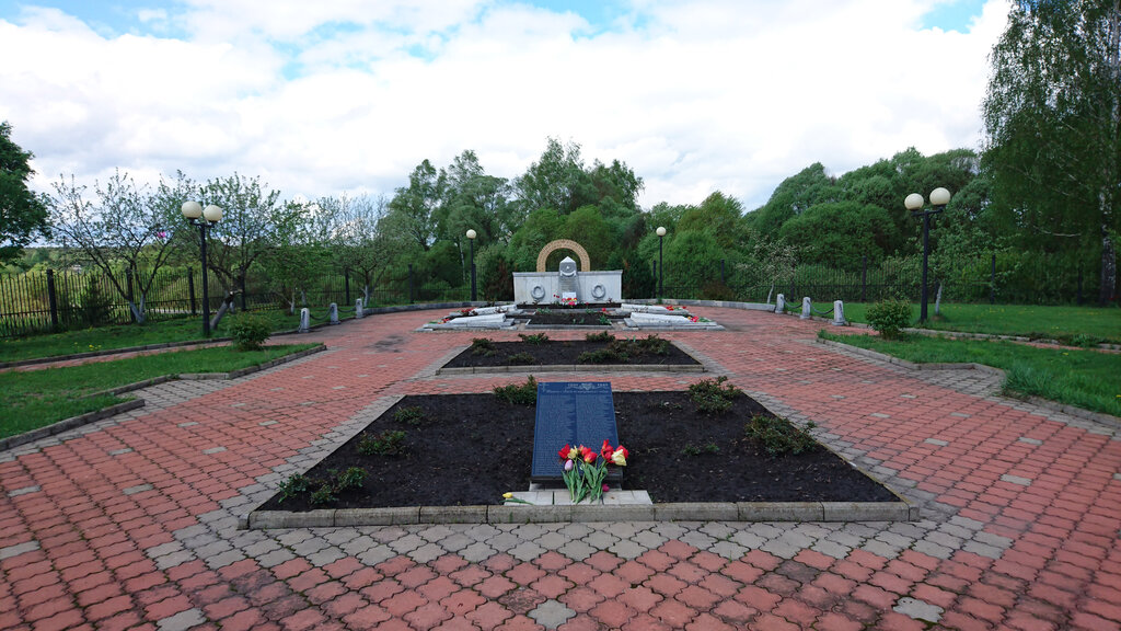 Anıt, heykel Братская могила, Orlovskaya oblastı, foto