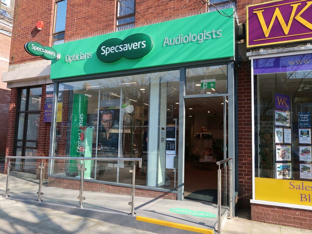 Giyim mağazası Specsavers Opticians and Audiologists - New Milton, İngiltere, foto