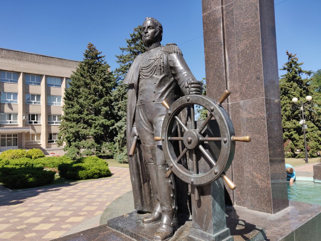 Anıt, heykel М.П. Лазарев, Azov, foto