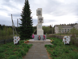 Воинам-землякам, погибшим в годы Великой Отечественной войны 1941-1945 гг. (Kirov Region, Slobodskoy Municipal District, derevnya Denisovy), anıt, heykel  Kirovskaya oblastından