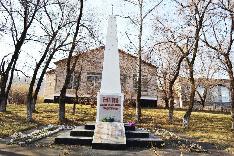 Anıt, heykel Воинам-односельчанам, погибшим в годы ВОВ, Yahudi Özerk Bölgesi, foto