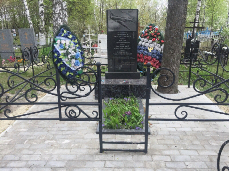 Anıt, heykel Братское захоронение летчиков, погибших при выполнении боевого задания, Penzenskaya oblastı, foto