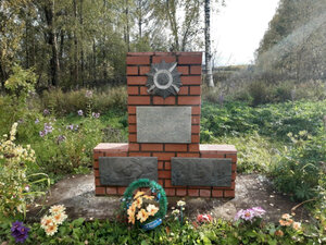 Обелиск погибшим воинам, в честь победы в Великой Отечественной войне (Kostroma Region, Parfenyevskiy munitsipalny okrug, derevnya Anosovo), anıt, heykel  Kostromskaya oblastından