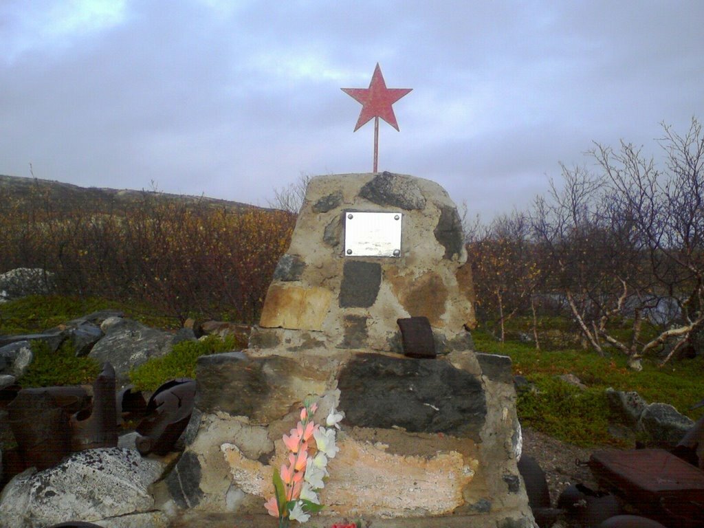 Anıt, heykel Братская могила погибшим советским воинам 1941-1945 год, Murmanskaya oblastı, foto