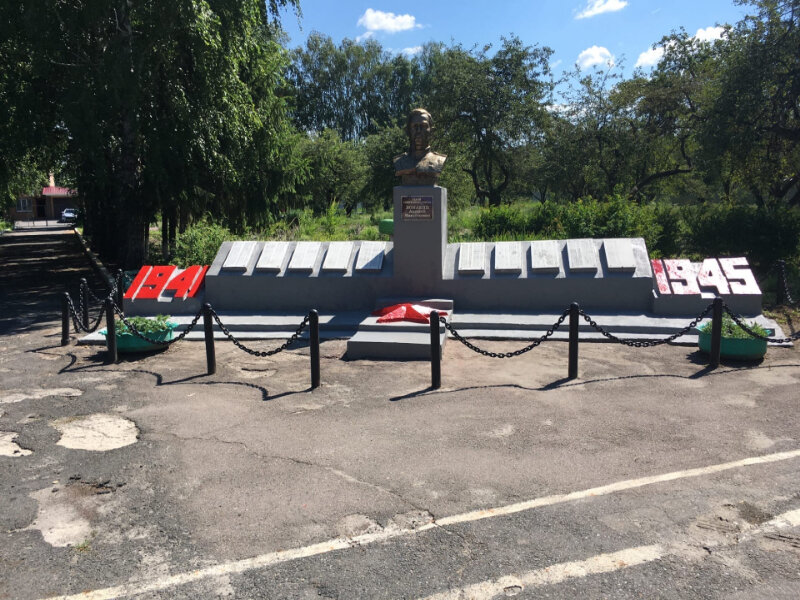 Anıt, heykel Мемориал памяти Герою Советского союза Ломакину Алексею Максимовичу, Kurskaya oblastı, foto