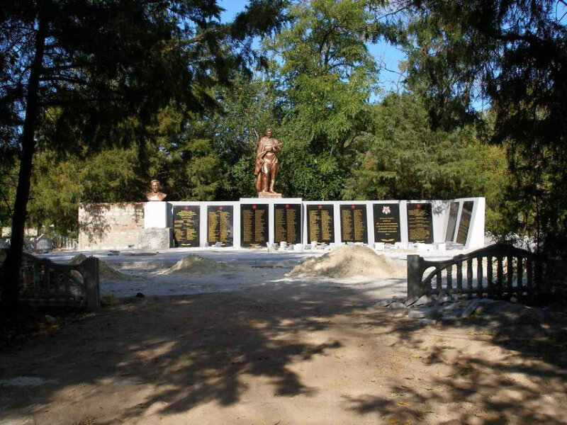 Anıt, heykel Братская могила воинов, Zaporoje Bölgesi, foto