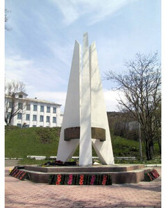 Мемориал Великой Отечественной войны (Sakhalin Region, Kholmsk, ulitsa Pobedy), anıt, heykel  Holmsk'tan