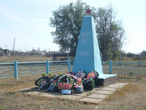 Братская могила (Volgograd Region, Pallasovskiy rayon, Kaysatskoye selskoye poseleniye, selo Kaysatskoye), anıt, heykel  Volgogradskaya oblastından