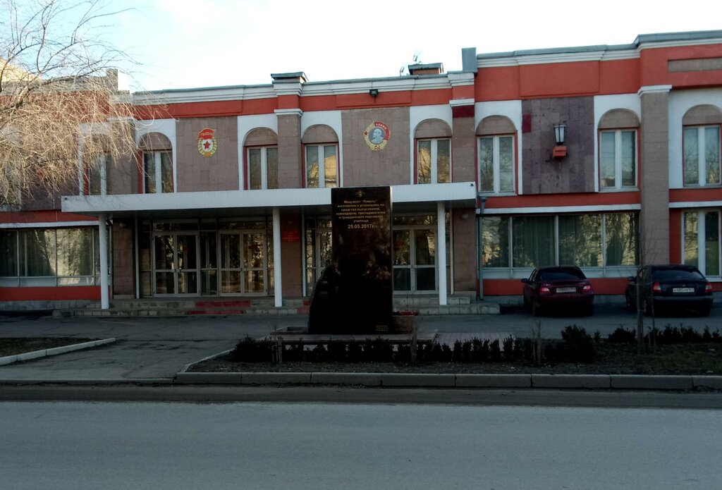 Anıt, heykel Выпускникам НВВККУС, погибшим при исполнении воинского долга, Novoçerkassk, foto