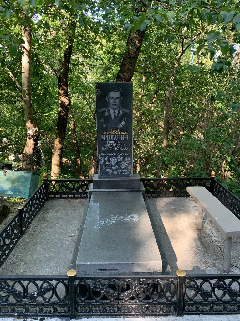 Ünlü kişilerin mezarları Герой Советского Союза Г.М. Машанин, Yalta, foto