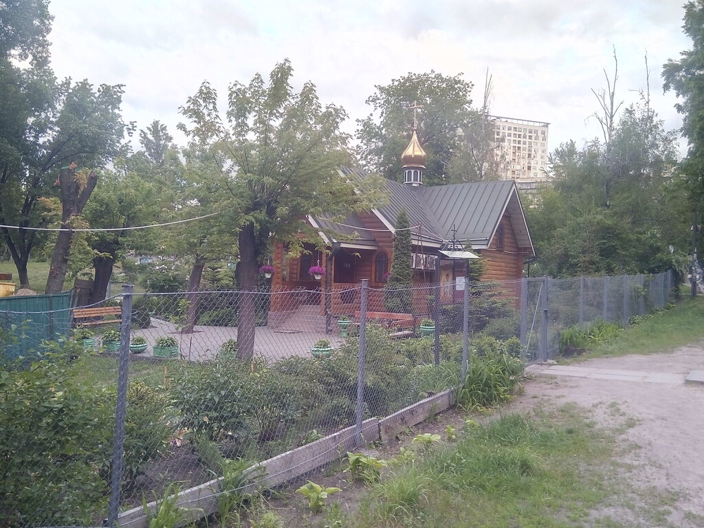 Ortodoks kiliseleri Parafiya svyatogo Velikomuchenika i Tselitelya Panteleymona, Kiev, foto
