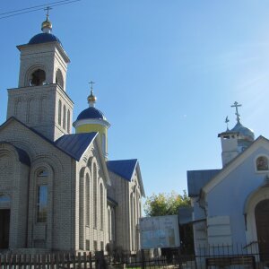 Şapel, haç anıtı Ikony Bozhiey Materi Troeruchitsa v Belykh Beregakh Church-chapel, Briansk, foto