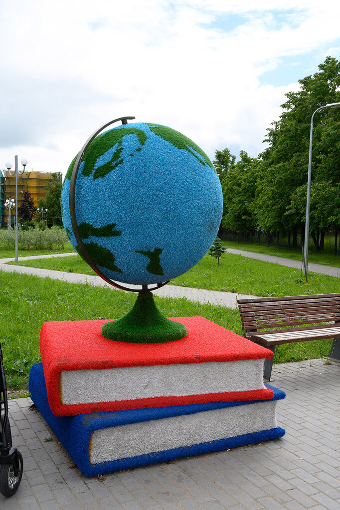 Park, sokak heykeli Глобус на книгах, Saint‑Petersburg ve Leningradskaya oblastı, foto