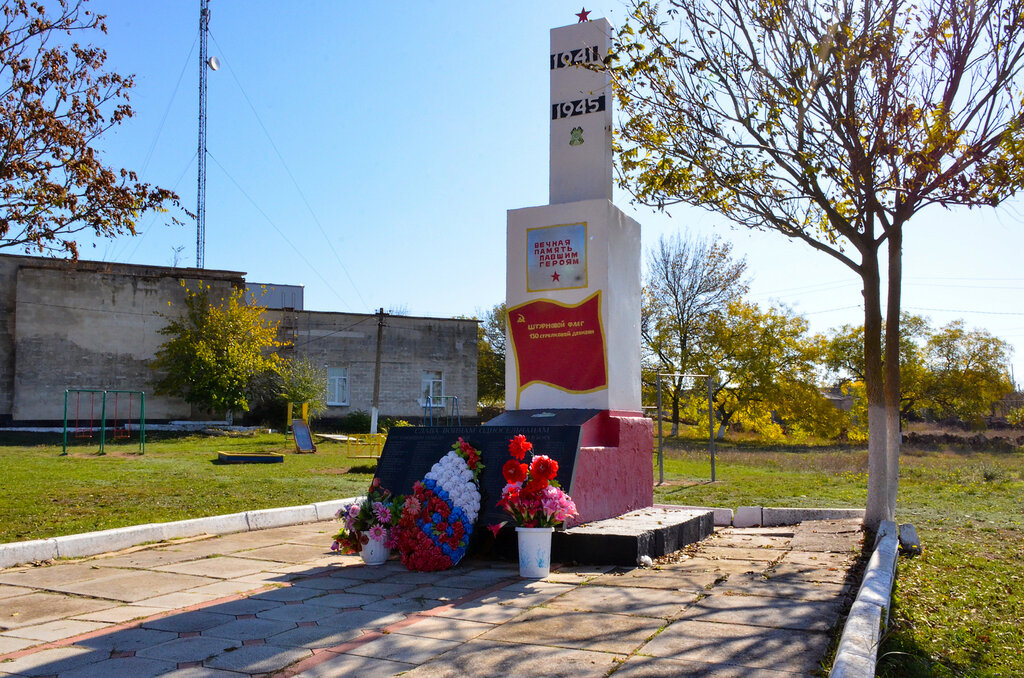 Anıt, heykel Односельчанам, павшим в Великой Отечественной войне, Kırım Cumhuriyeti, foto
