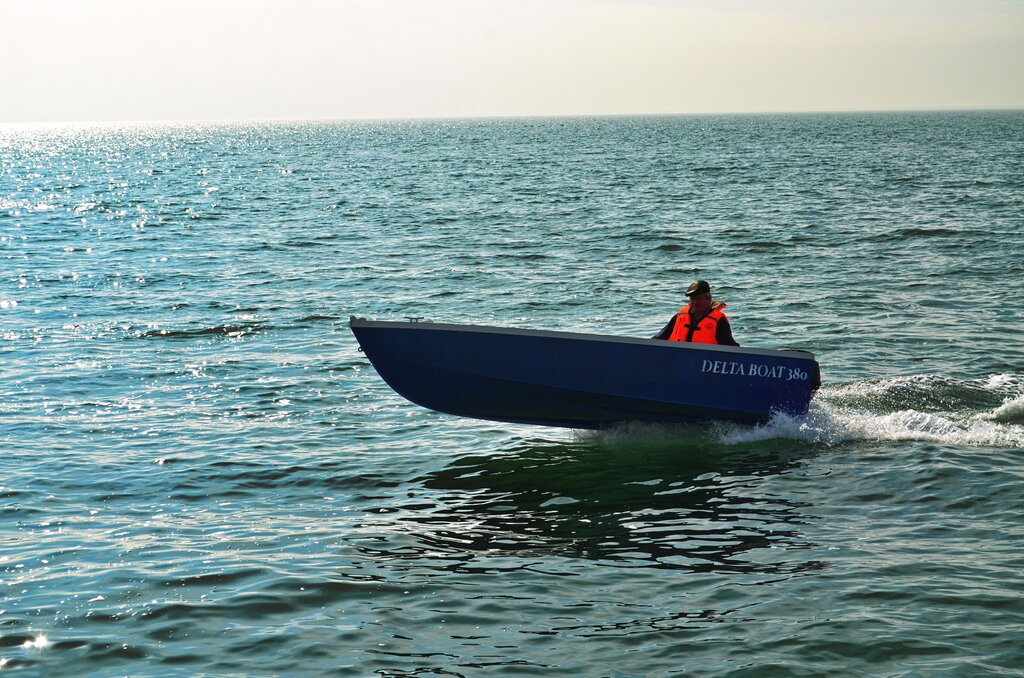Tekne, kayık, yat Delta Boat, Kerç, foto