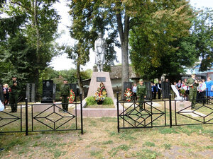Братская могила советских воинов погибших в 1943 году (Oryol Region, Glazunovskiy rayon, Taginskoye selskoye poseleniye, selo Tagino, Polevaya ulitsa), anıt, heykel  Orlovskaya oblastından