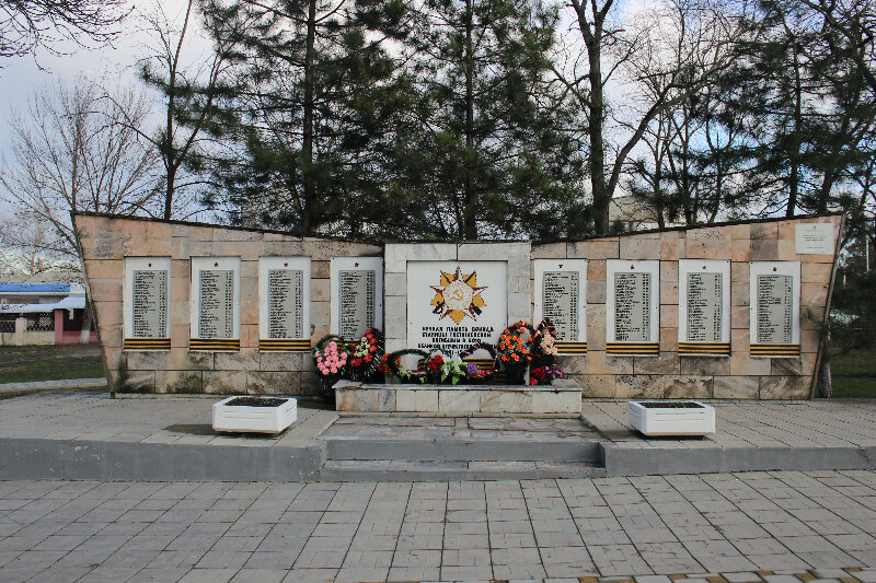 Anıt, heykel Обелиск воинам-землякам, погибшим в годы Великой Отечественной войны, Krasnodarski krayı, foto