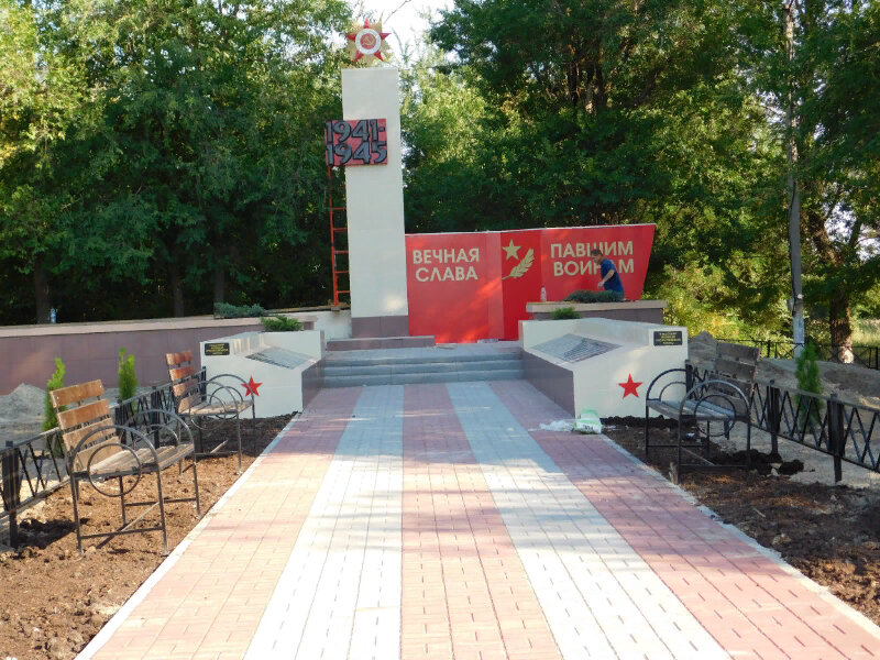 Anıt, heykel Уроженцам села Махровка, погибшим в Великой Отечественной войне, Voronejskaya oblastı, foto