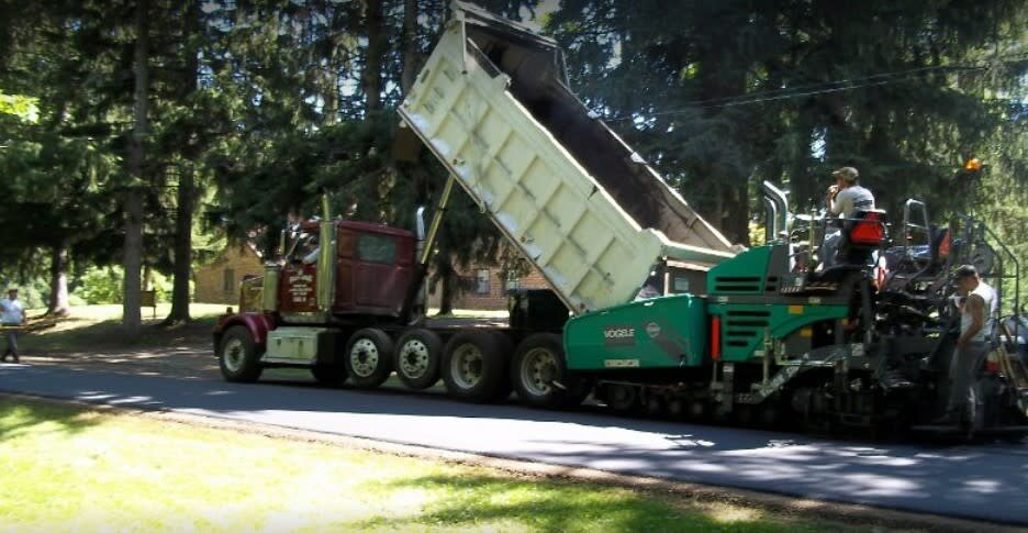 Yol ve asfalt ürünleri Quality Asphalt Paving Inc, Michigan Eyaleti, foto