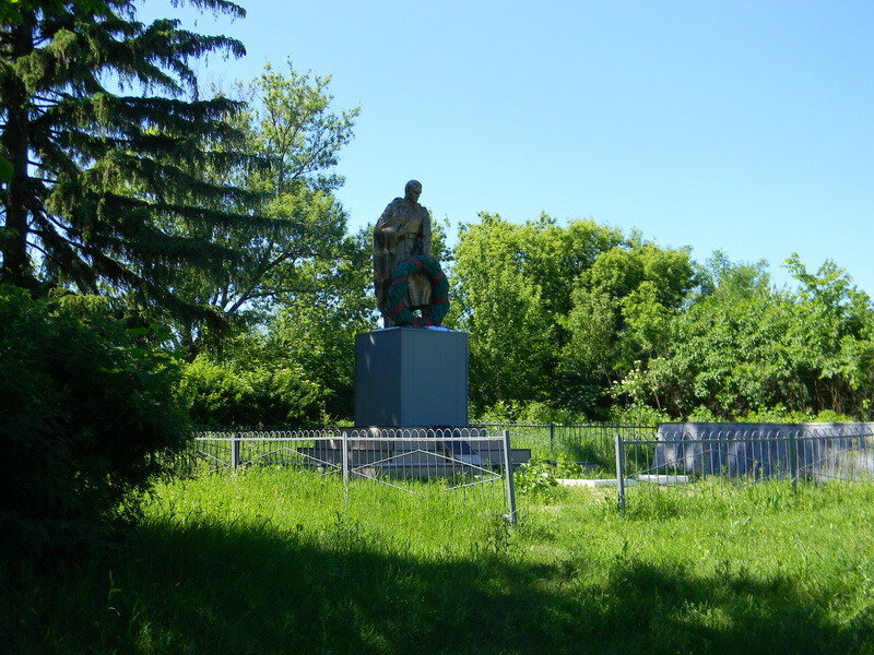 Anıt, heykel Братская могила воинов, Harkivska oblastı, foto