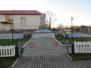 Братская могила советских воинов, погибших при штурме Гумбиннена в октябре 1944 - январе 1945 года (Kaliningrad Region, Gusevskiy gorodskoy okrug, posyolok Mayakovskoye, Mayakovskogo Street), anıt, heykel  Kaliningradskaya oblastından