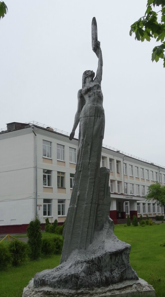 Park, sokak heykeli Девушка с ракетой, Çaşniki, foto