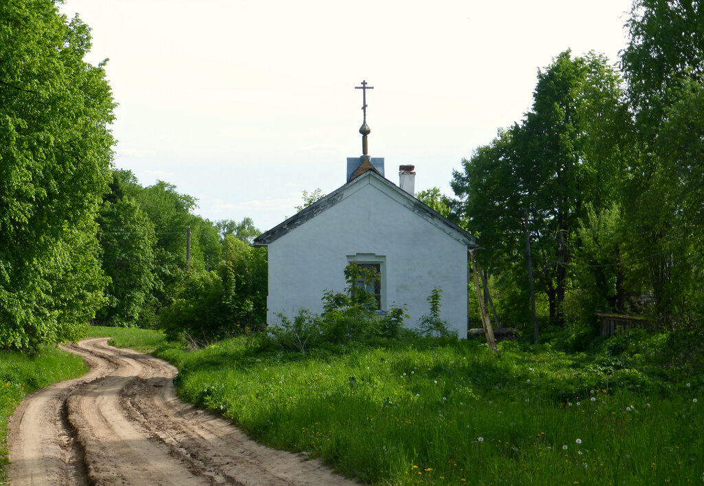 Şapel, haç anıtı Chasovnya V Bektyshevo, Yaroslavskaya oblastı, foto
