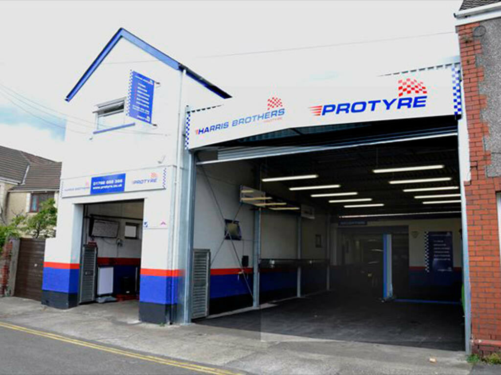 Otomobil ekspertizi Harris Brothers - Team Protyre, Swansea, foto