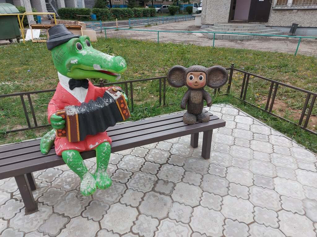 Park, sokak heykeli Памятник крокодилу Гене и Чебурашке, Cheboksary, foto