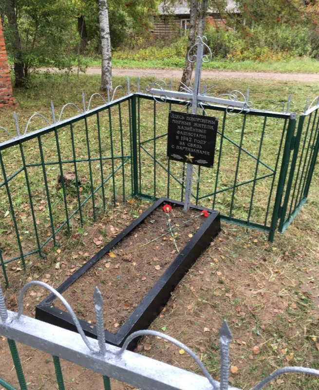 Anıt, heykel Братская могила № 3, Smolenskaya oblastı, foto