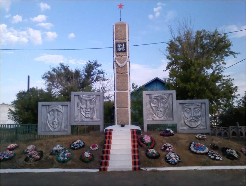 Anıt, heykel Обелиск односельчанам, погибшим в Великой Отечественной войне, Orenburgskaya oblastı, foto