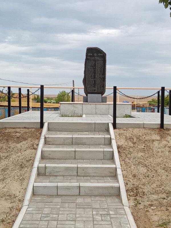 Anıt levhası, anıt taş Мемориальная плита воинам-воскресеновцам от земляков, Astrahanskaya oblastı, foto