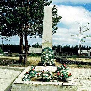 Братская могила воинов, погибших в годы Великой Отечественной войны 1941-1945 гг. (Republic of Karelia, Loukhskiy rayon, posyolok Ambarny, posyolok Gridino), anıt, heykel  Karelya Cumhuriyeti'nden