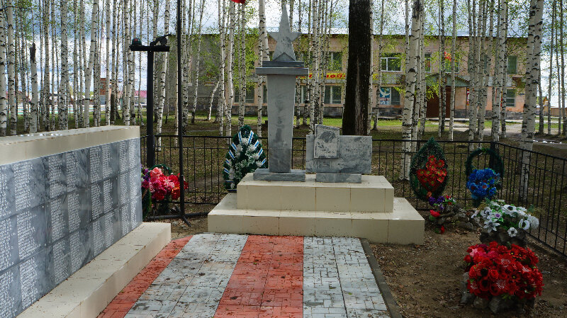 Anıt, heykel Героям Великой Отечественной войны в поселке Улу-Юл, Tomskaya oblastı, foto
