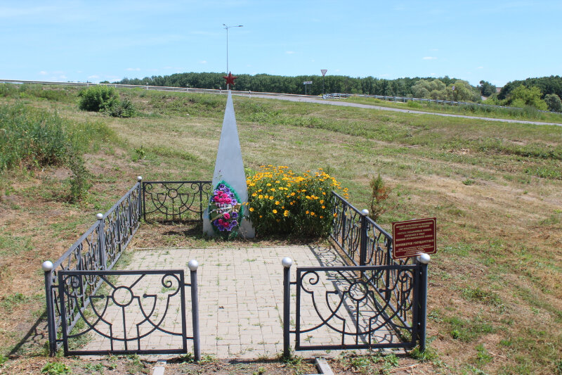 Anıt, heykel Могила безымянных воинов, погибших в годы Великой Отечественной войны, Belgorodskaya oblastı, foto