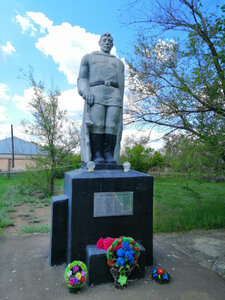 Воин-защитник в Великой Отечественной войне 1941-1945 гг. (Orenburg Region, Belyayevskiy rayon, posyolok Karagach, Sovetskaya ulitsa), anıt, heykel  Orenburgskaya oblastından