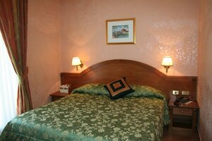 Hotel Squarciarelli (Via Grottaferrata No:2), otel