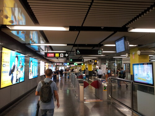 Tsim Sha Tsui (Hong Kong, Kowloon, Nathan Road), metro istasyonu  Kowloon'dan