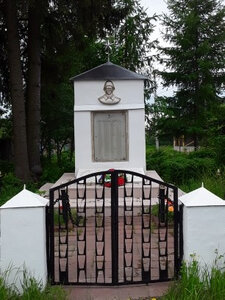 Воинам-односельчанам, погибшим в годы Великой Отечественной войны 1941-1945 (Kostromskoy rayon, Shungenskoye selskoye poseleniye, derevnya Nekrasovo, Shkolnaya ulitsa), anıt, heykel  Kostromskaya oblastından