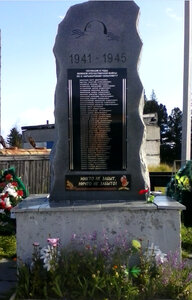 Обелиск воинам погибшим и пропавшим без вести на войне в 1941-1945 г. (Khanty-Mansi Autonomous Area, Oktyabrskiy rayon, selskoye poseleniye Peregrebnoye, derevnya Nizhniye Narykary, Shkolnaya ulitsa), anıt, heykel  Hantı‑Mansi Özerk Okrugu'ndan