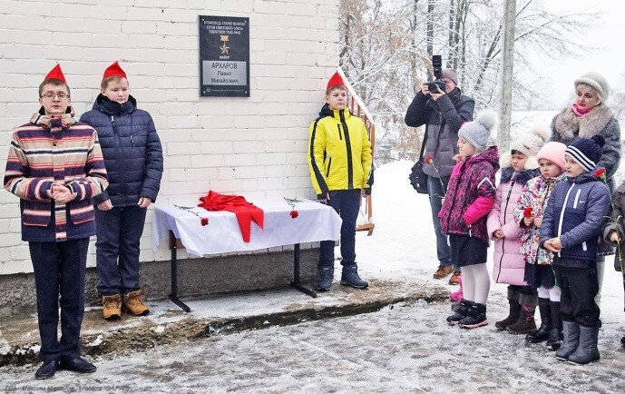 Anıt levhası, anıt taş Архарову Павлу Михайловичу, Tverskaya oblastı, foto