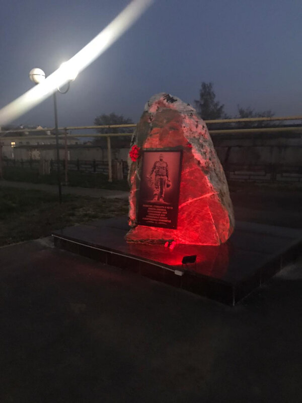 Anıt, heykel Памятник воинам, участвовавшим в локальных войнах и вооружённых конфликтах, Sverdlovskaya oblastı, foto