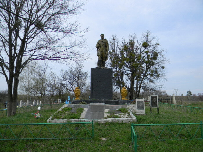 Anıt, heykel Братская могила воинов, Harkivska oblastı, foto