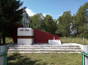 Неизвестный солдат (Ulyanovsk Region, Bazarnosyzganskiy rayon, posyolok Sosnovy Bor, Tsentralnaya ulitsa), anıt, heykel  Ulyanovskaya oblastından
