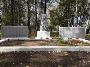 Братская могила № 5 618-и советских воинов, павших в боях с фашистскими захватчиками (Smolensk Region, Krasninskiy munitsipalny okrug, derevnya Lonnitsa, ulitsa Mira), anıt, heykel  Smolenskaya oblastından